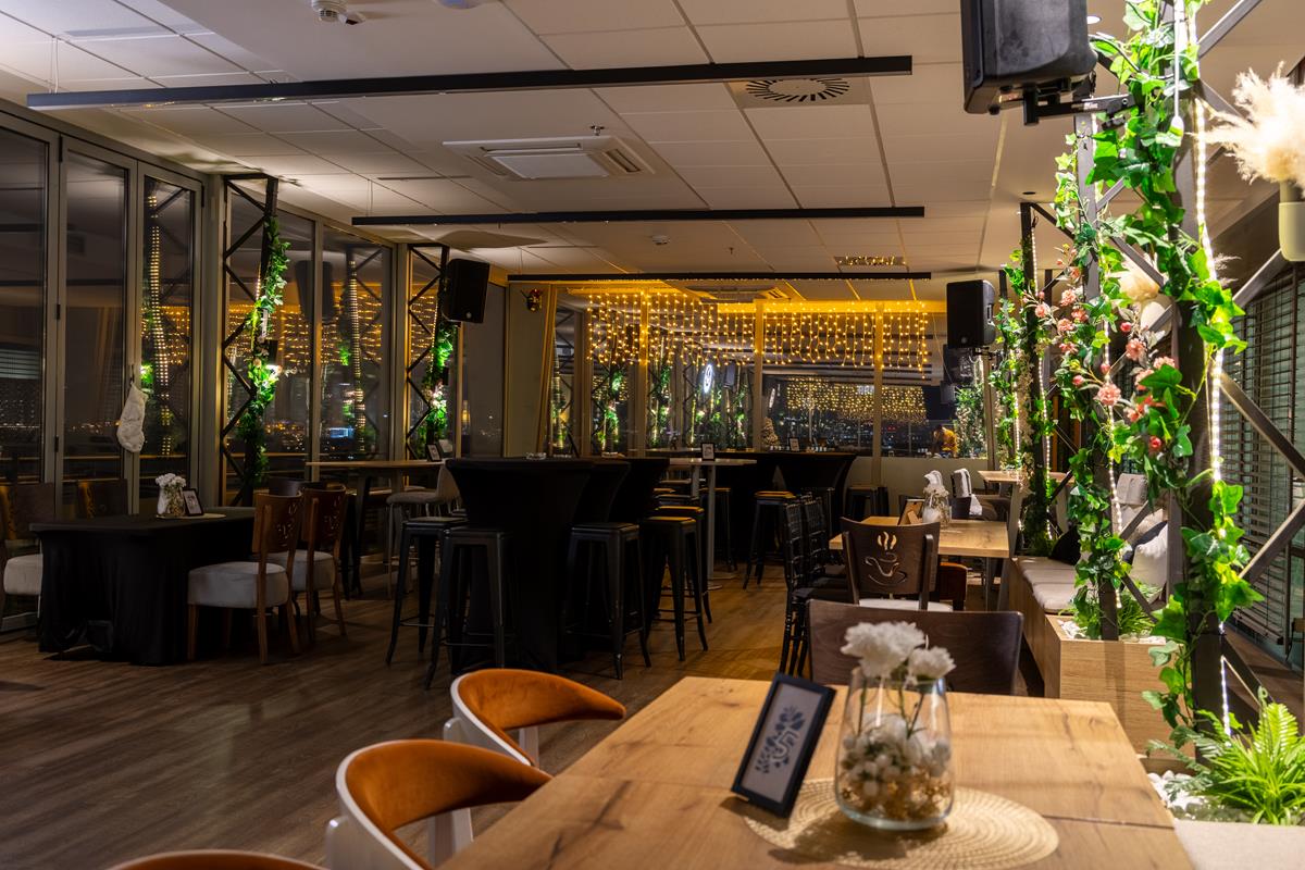 Plaza Bar | Ludi Kamen