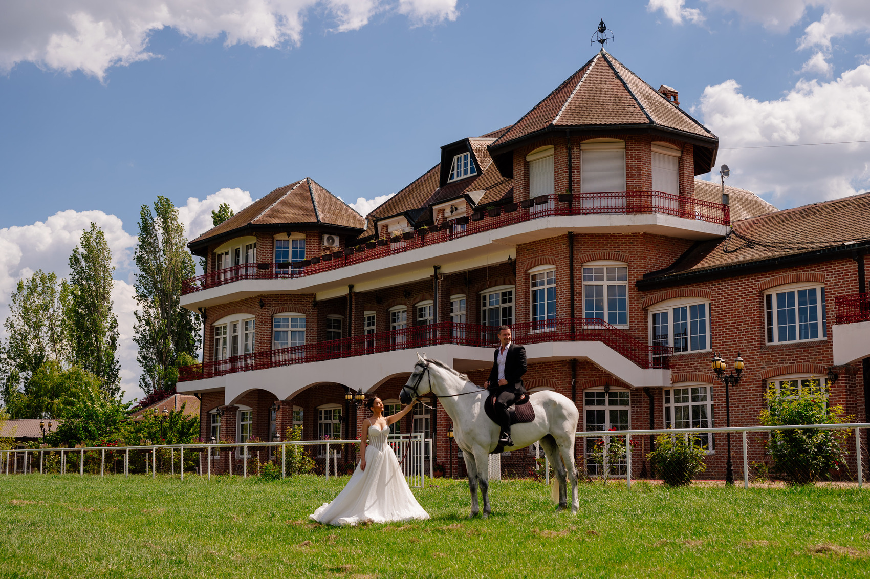 The Jockey Club Surcin | Ludi Kamen